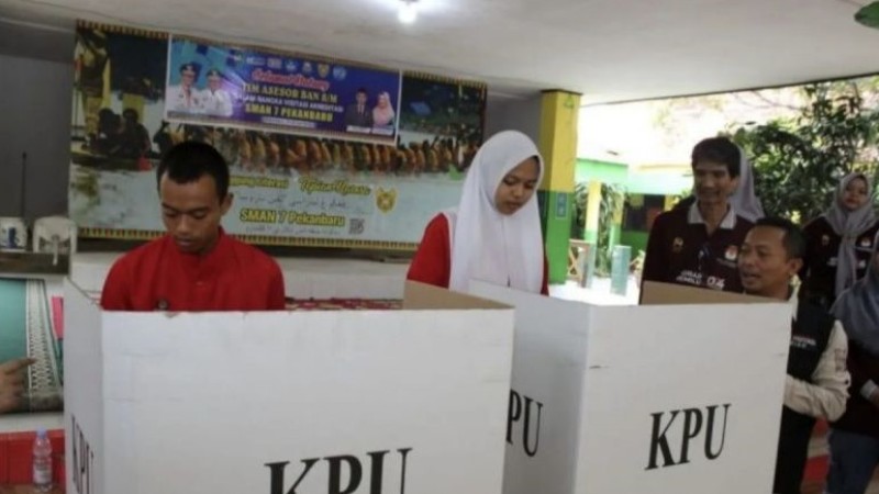 Memperkenalkan Surat Suara dan Cara Mencoblos ke Siswa SMA Memperkenalkan Surat Suara dan Cara Mencoblos ke Siswa SMA
