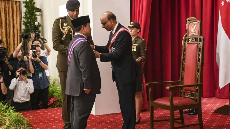 Menhan Prabowo Terima Penghargaan Militer Tertinggi Dari Singapura Menhan Prabowo Terima Penghargaan Militer Tertinggi Dari Singapura
